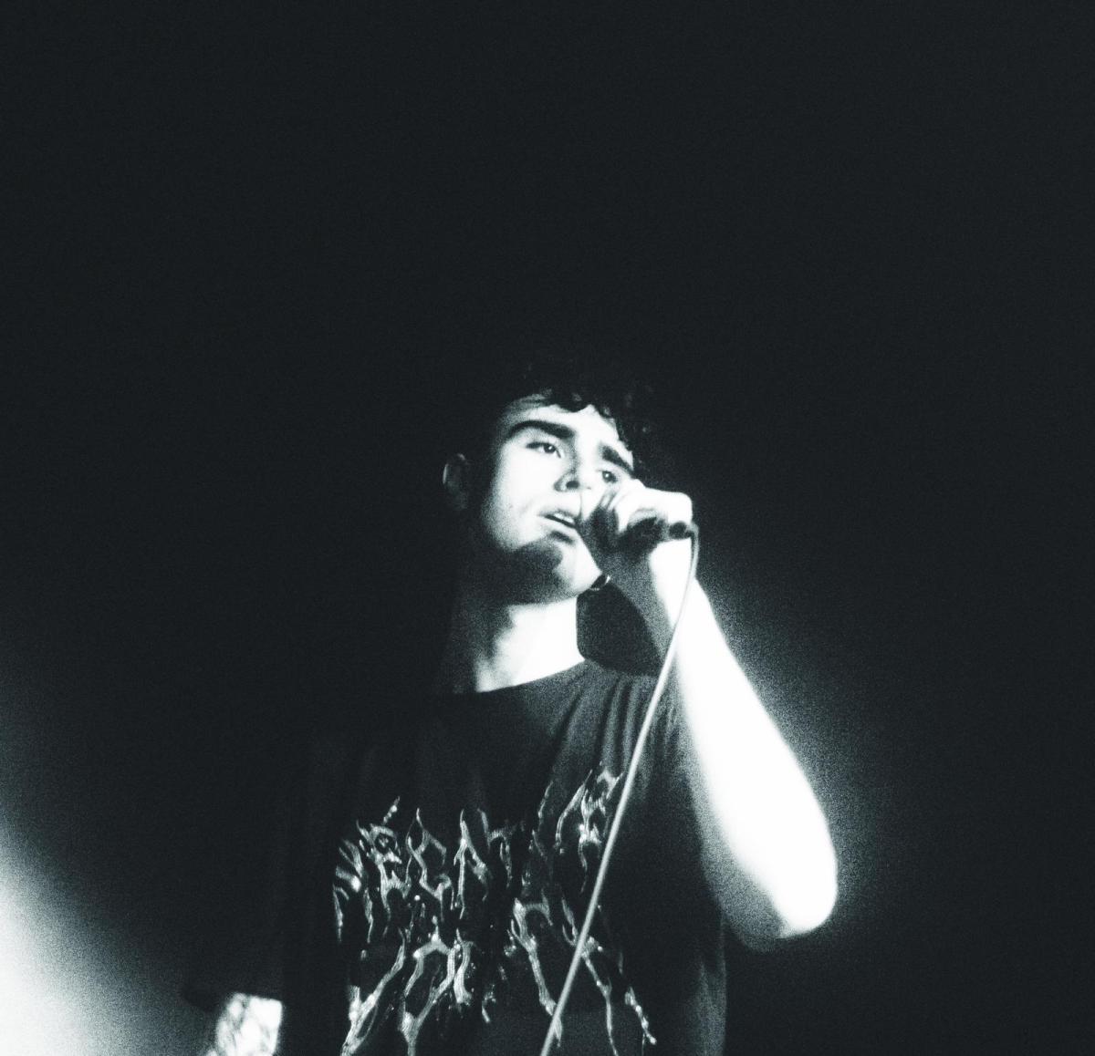 Bune adelanta canciones de su próximo EP: «POP GÓTICO INDUSTRIAL»